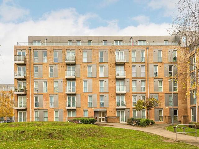 Pontes Avenue, Hounslow TW3 2 bed flat to rent £2,200 pcm £508 pw