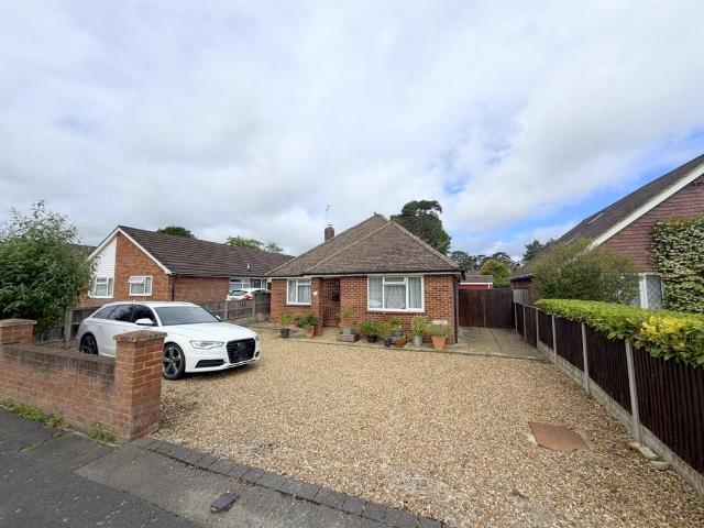 Pondtail Road, Fleet, Hampshire, GU51 3 bed bungalow to rent £1,900 pcm £438 pw