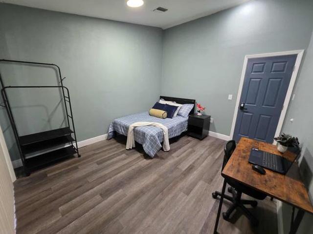 Pool, Kitchen & Private Room in Renovated Home – Peaceful Area