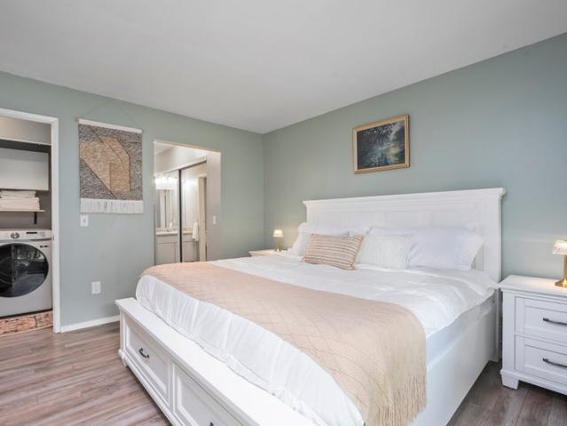 Poolside Furnished Master Suite with King bedPriv