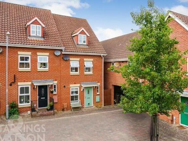 Pochard Street, Queens Hill, 3 Bedroom Town