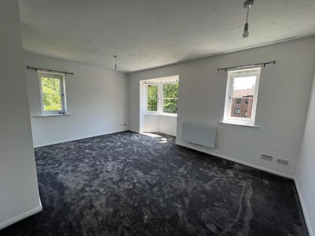 Poets Chase, Aylesbury HP21, 2 bed flat to rent, £1,250 pcm | PrimeLocation