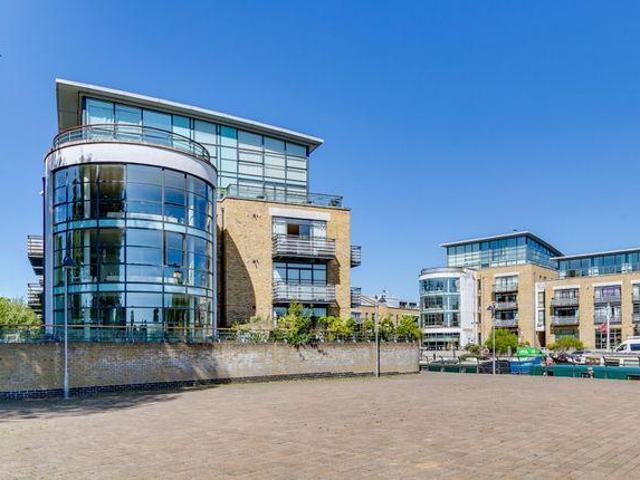 Point Wharf Lane, Brentford TW8 1 bed flat to rent £1,750 pcm £404 pw