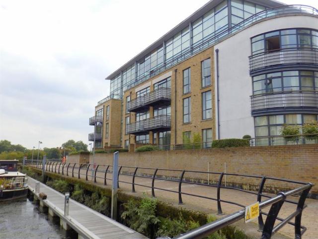 Point Wharf Lane, Brentford, TW8 1 bed flat to rent £1,800 pcm £415 pw