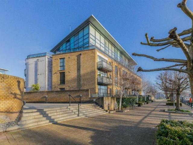Point Wharf Lane, Brentford TW8 2 bed flat to rent £2,250 pcm £519 pw
