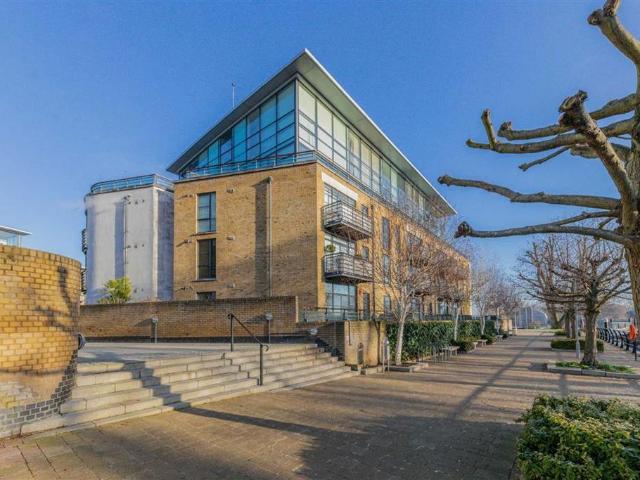 Point Wharf Lane, Brentford TW8 2 bed flat to rent £2,253 pcm £520 pw