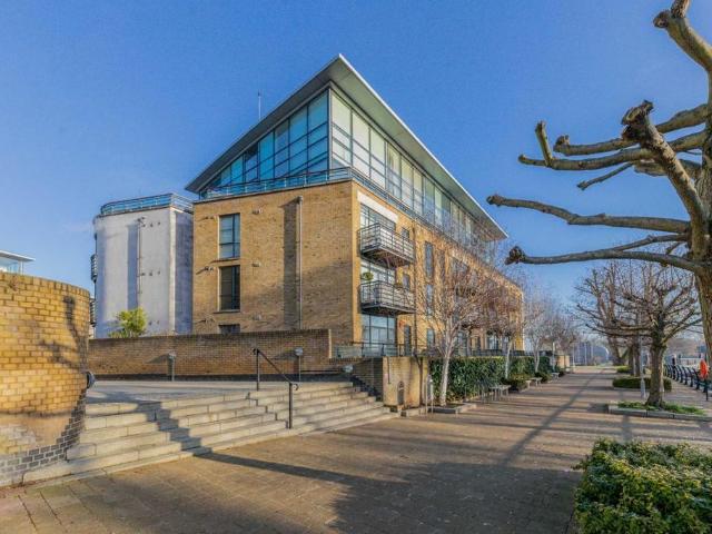 Point Wharf Lane, Brentford TW8 2 bed flat to rent £2,253 pcm £520 pw