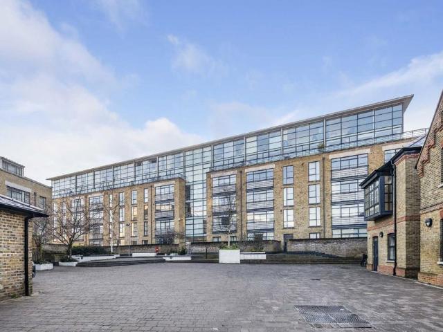 Point Wharf Lane, Brentford TW8 2 bed flat to rent £2,301 pcm £531 pw