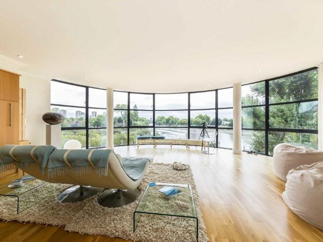Point Wharf Lane, Brentford TW8 2 bed flat to rent £3,506 pcm £809 pw