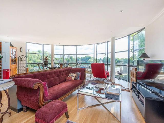 Point Wharf Lane, Brentford, TW8 2 bed flat to rent £3,600 pcm £831 pw
