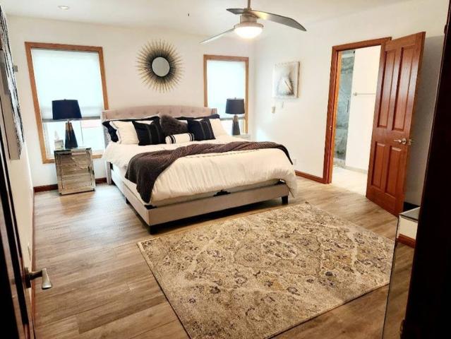 Point Loma: Master Bedroom En Suite w/ Bathroom