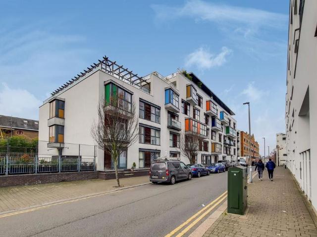 Point Pleasant, Wandsworth, London, SW18 2 bed flat to rent £2,900 pcm £669 pw