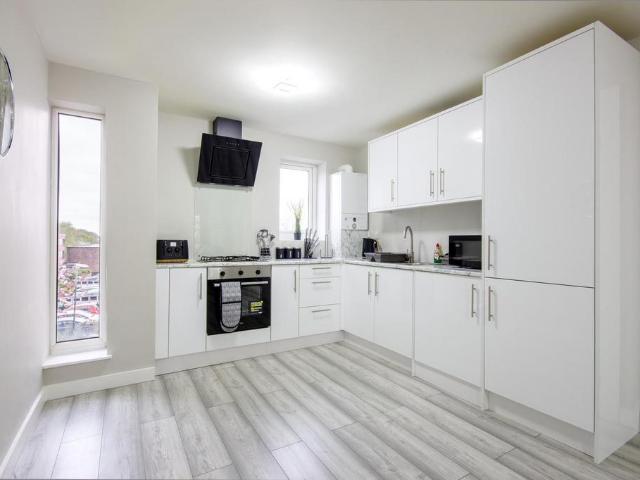 Polesden Gardens, Raynes Park, SW20 2 bed apartment to rent £2,250 pcm £519 pw