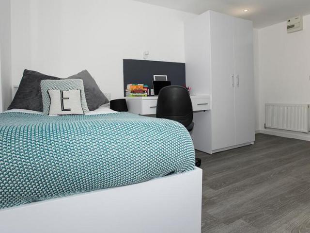 Popes Lane, London W5 Studio to rent £1,560 pcm £360 pw