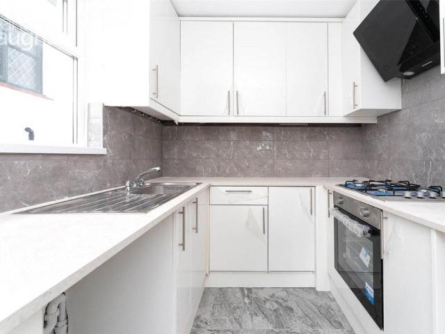 Poplar Avenue, East Sussex BN3 4 bed semi detached house to rent £2,300 pcm £531 pw