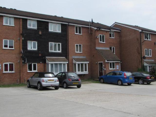 Poplar Grove, London N11 2 bed flat to rent £1,550 pcm £358 pw