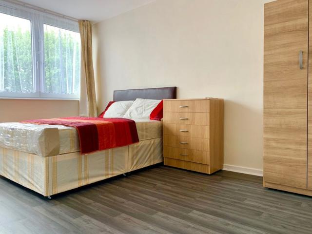 Poplar,E14, Airy and Bright 4 Bedroom Apartment