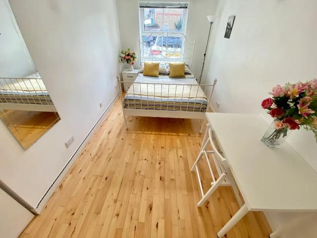 Poplar High Street, London E14, Room to rent, £750 pcm | PrimeLocation