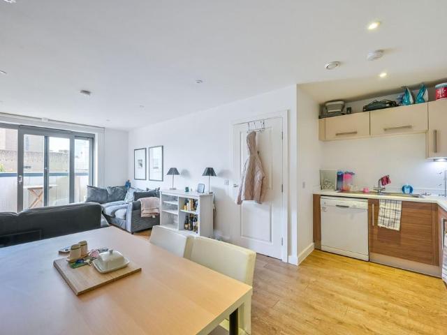 Poplar, London, E14 3 bed flat to rent £3,000 pcm £692 pw