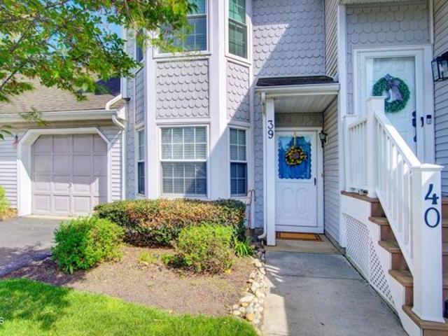 Poplar Pl, Freehold, Condo For Sale