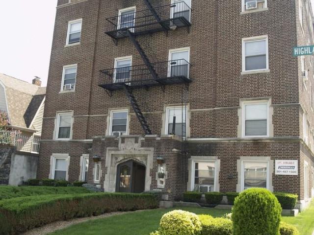 Poplar Place 1 Bedroom Apartment for Rent at 420 Highland Ave, Palisades Park, NJ 07650