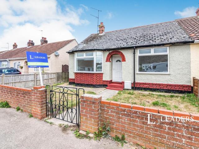 Poplar Road, Carlton Colville. 3 bed bungalow to rent £1,125 pcm £260 pw