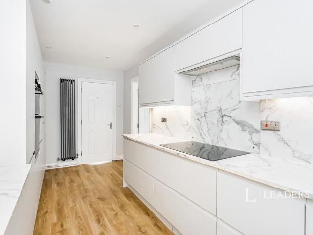 Poplars Close, Burgess Hill, West. 4 bed house to rent £2,300 pcm £531 pw