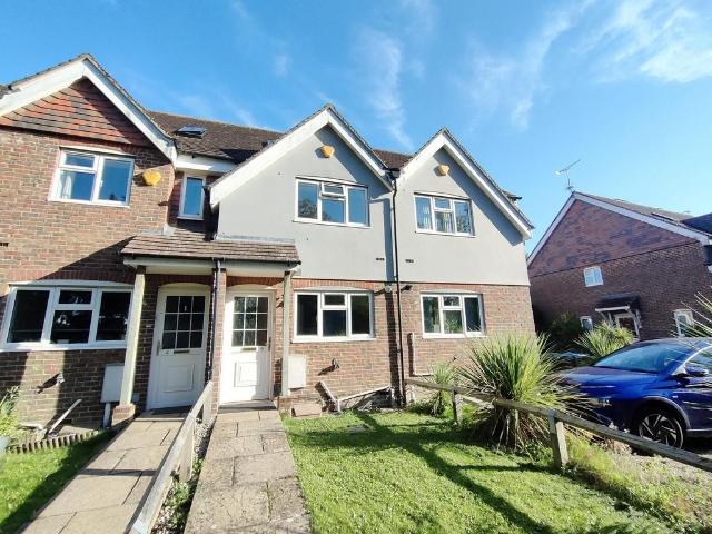 Poplars Close, Burgess Hill RH15 3 bed terraced house to rent £1,525 pcm £352 pw