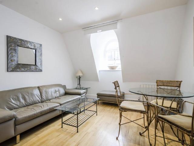 Poppins Court London EC4A 2 bed apartment to rent £2,750 pcm £635 pw