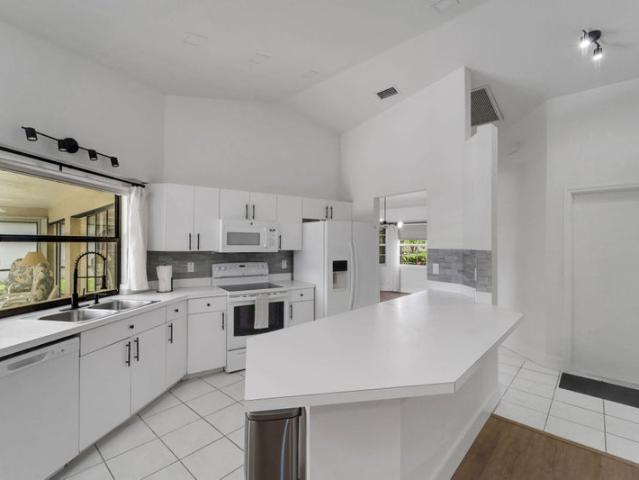 Port Charlotte Home with a pool and nature park wa