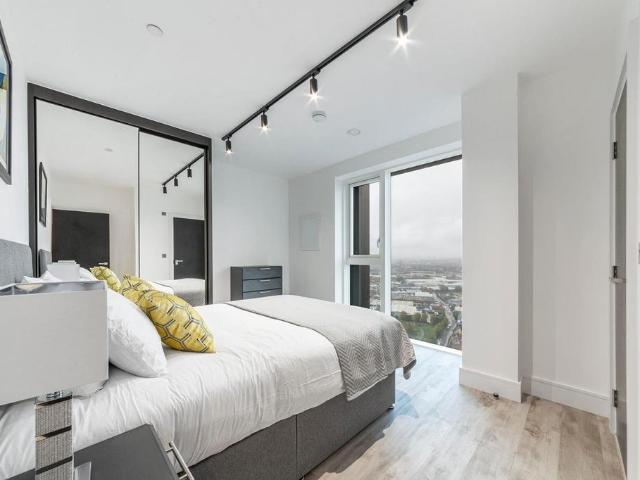 Portal Way, London 2 bed apartment to rent £2,700 pcm £623 pw