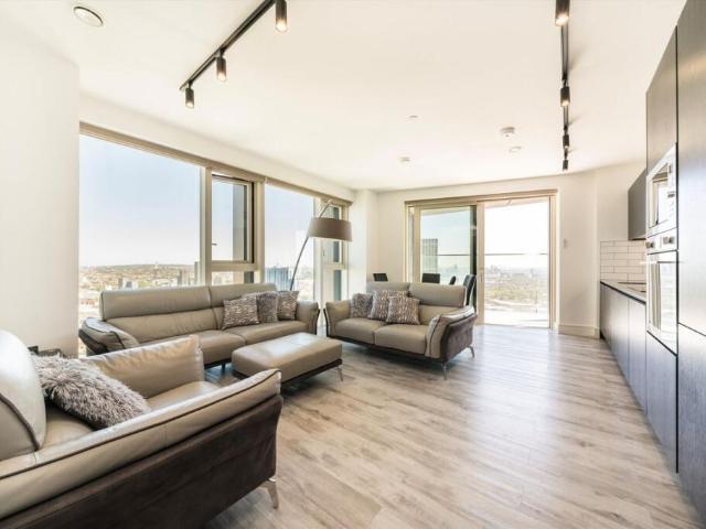 Portal Way, London, W3 2 bed apartment to rent £2,650 pcm £612 pw