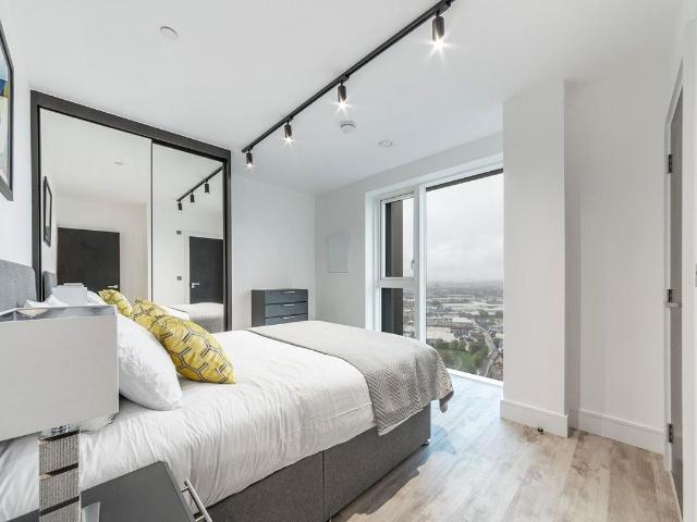 Portal Way, London W3, 2 bed flat to rent, £2,700 pcm | PrimeLocation