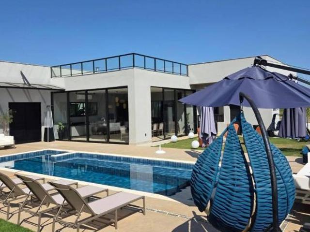 PORTEIRA FECHADA – CASA COMPLETA, MODERNA E SOFISTICADA!