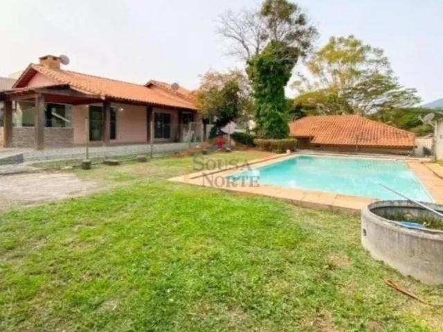 Porteira fechada! Casa térrea 2 dormitórios, sendo 2 suítes, piscina, 4 vagas de garagem. 105m²