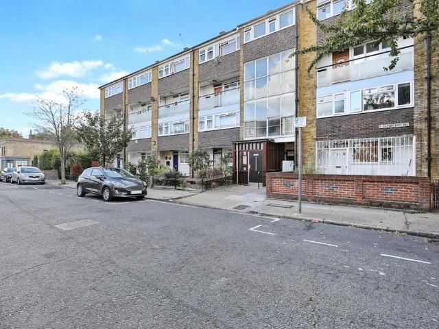 Portelet Road, London, E1 3 bed apartment to rent £2,800 pcm £646 pw