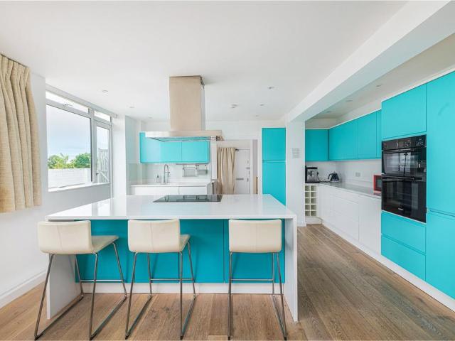 Portinscale Road, Putney, London, SW15 2 bed penthouse to rent £3,200 pcm £738 pw