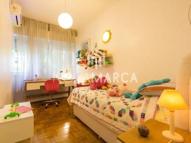 Nova Marca Imóveis vende apartamento 4 dormitórios, 1 vaga, bairro Bom Fim
