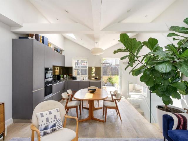 Portobello Road, London, W11 2 bed apartment to rent £18,417 pcm £4,250 pw