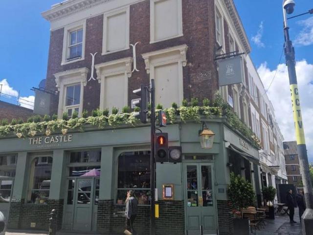 Portobello Road, London W11 2 bed flat to rent £2,150 pcm £496 pw