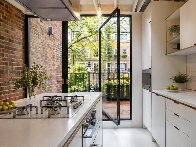 Portobello Road, London, W11 3 bed maisonette to rent £7,583 pcm £1,750 pw