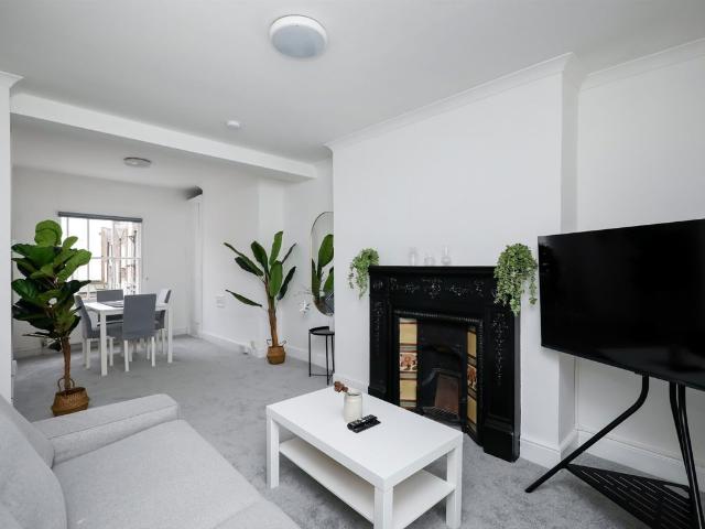 Portobello Road, Notting Hill W11, 2 bed flat to rent, £3,250 pcm | PrimeLocation