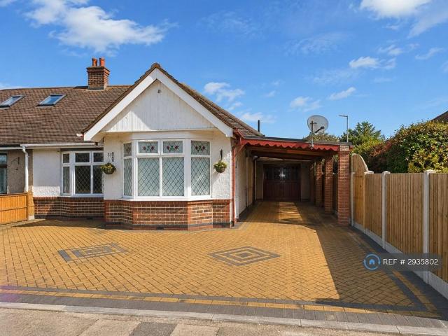 Portland Gardens, Romford, RM6 2 bed bungalow to rent £2,050 pcm £473 pw