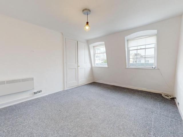 Portland Place, Kemptown, Brighton, BN2 2 bed flat to rent £1,600 pcm £369 pw