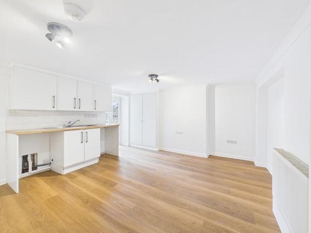 Portland Road, Hove, BN3 5DN 2 bed flat to rent £1,595 pcm £368 pw