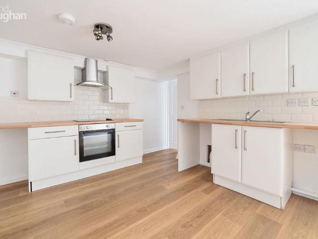 Portland Road, Hove, East Sussex, BN3 2 bed flat to rent £1,595 pcm £368 pw