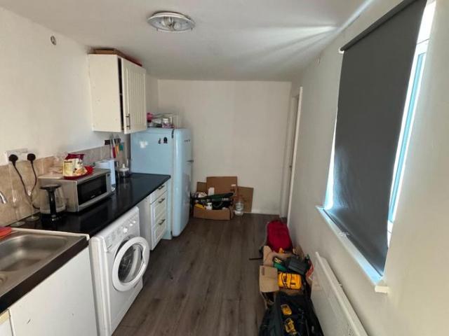 Portland Road, London SE25, Studio to rent, £1,050 pcm | PrimeLocation