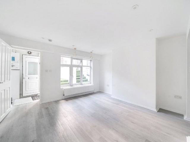 Portland Road, London SE25, Studio to rent, £1,250 pcm | PrimeLocation