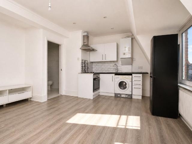 Portland Road, London SE25, 1 bed flat to rent, £1,350 pcm | PrimeLocation