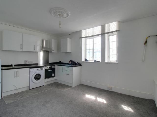 Portland Road, London SE25 1 bed flat to rent £1,450 pcm £335 pw